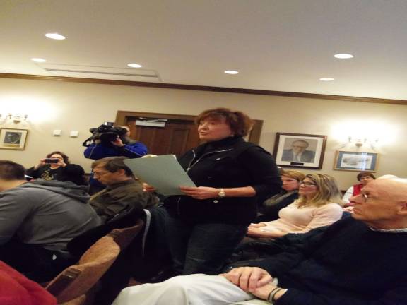 Public packs meeting to protest courthouse annex